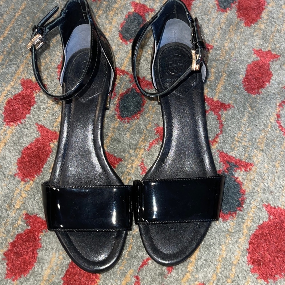 Tory Burch Finley Patent Leather Logo Block Heel Sand… - Gem